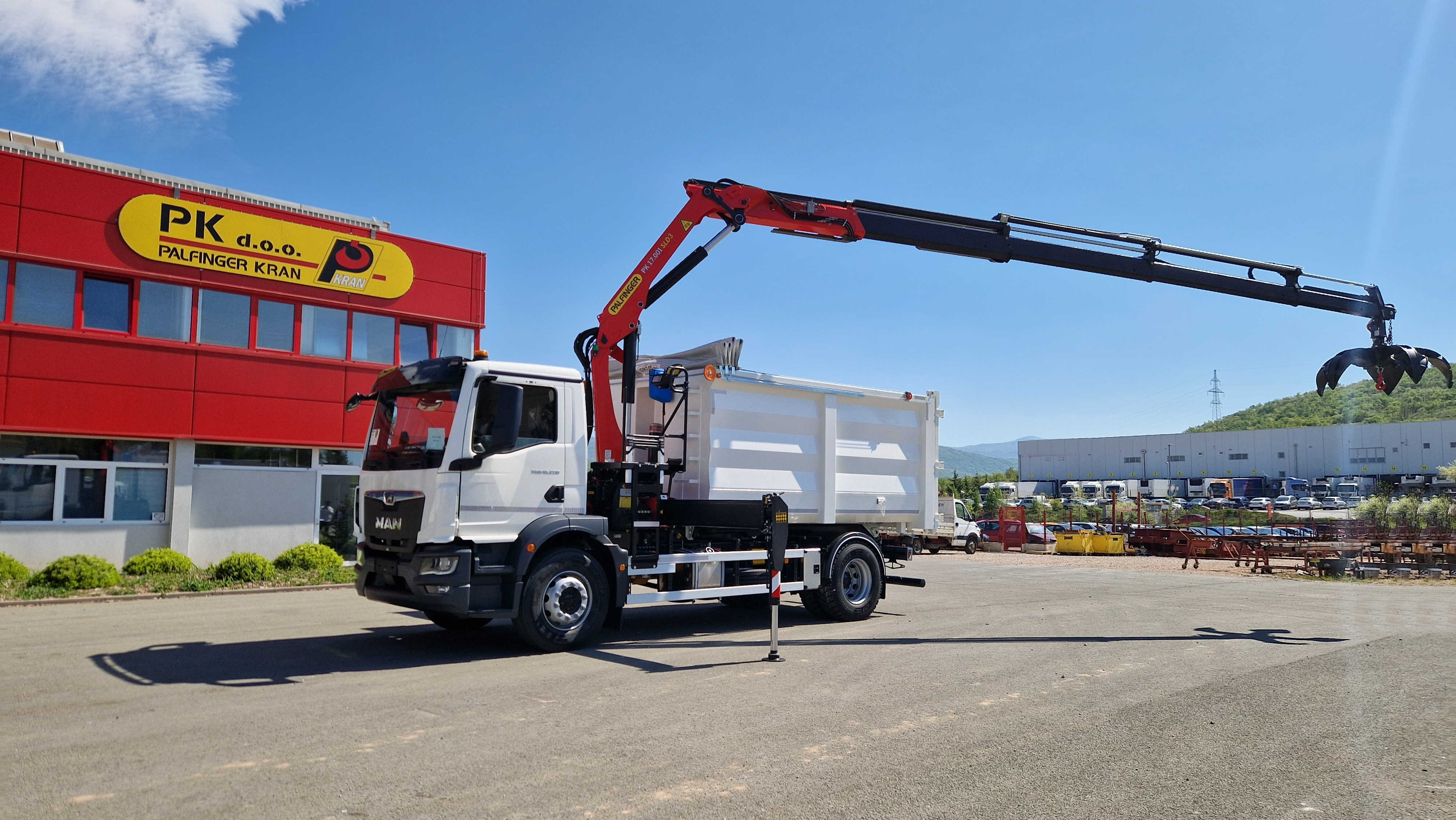 Multifunkcionalna komunalna nadogradnja s Palfinger PK 17.001 SLD3 za ...